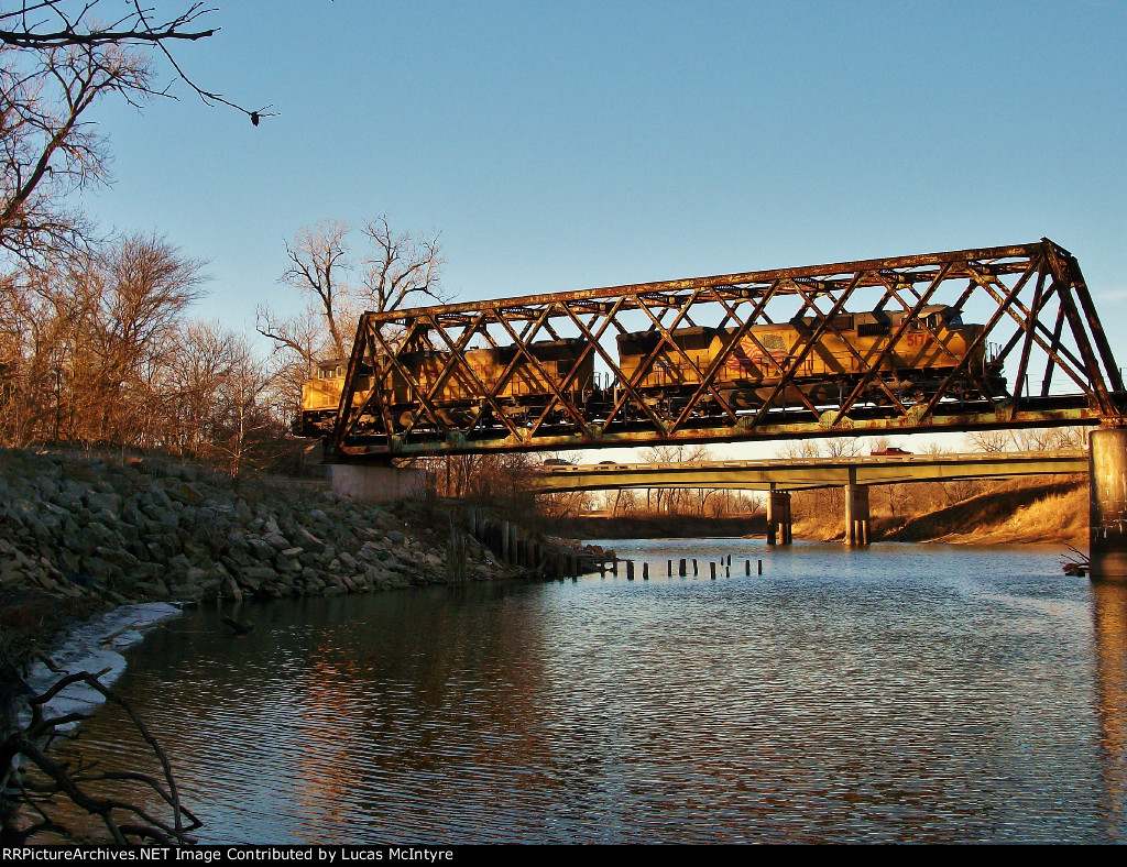 UP 5176 eastbound UP light power move